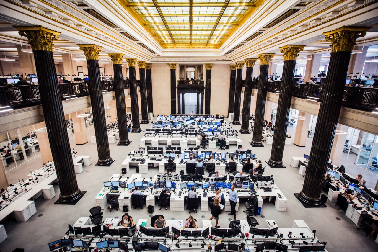 Une visite enrichissante dans la salle des marchés de la Banque ...